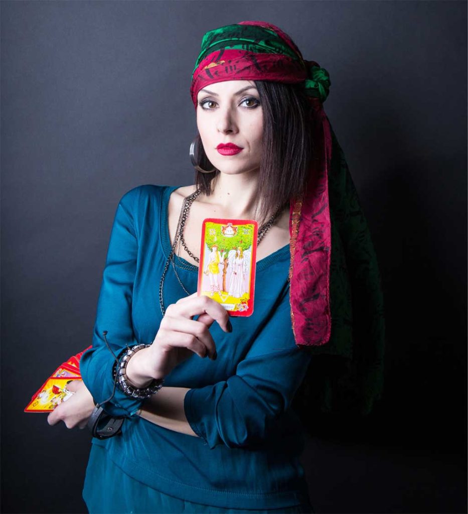 Nina Médium Cartomancienne - Voyance Au Féminin - Voyance Gitane